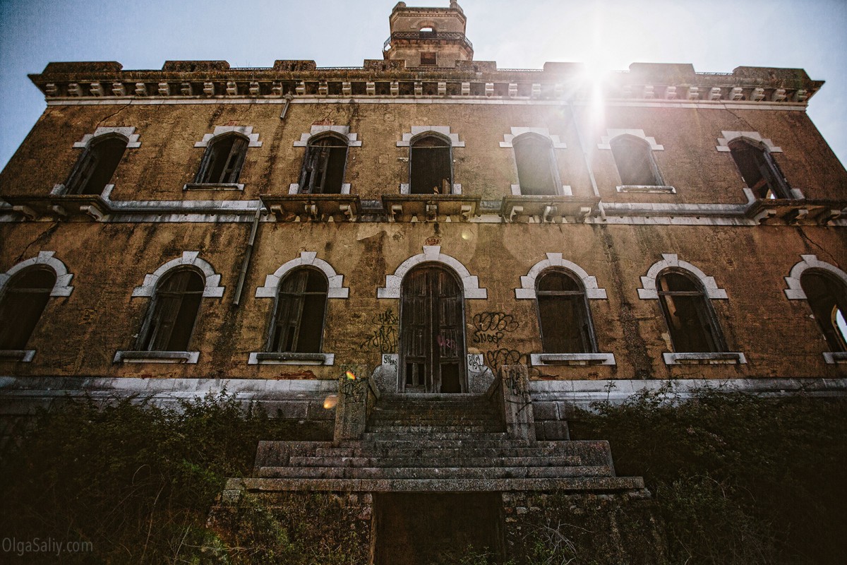 Abandoned castle of The Garbage King. Palácio do Rei do Lixo, Portugal