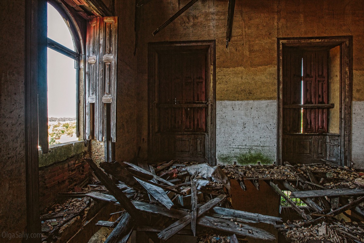 Abandoned castle of The Garbage King. Palácio do Rei do Lixo, Portugal